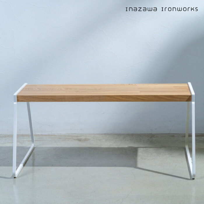 　　　 商品説明 素材 スチール・タモ集成材 サイズ W773mm×D441.5mm×H350mm （座面はW752mm×D230mm×H30mm） カラー ホワイト×クリア ※ビス穴用のキャップはアイアン脚と同色です。 お使いのモニター設...