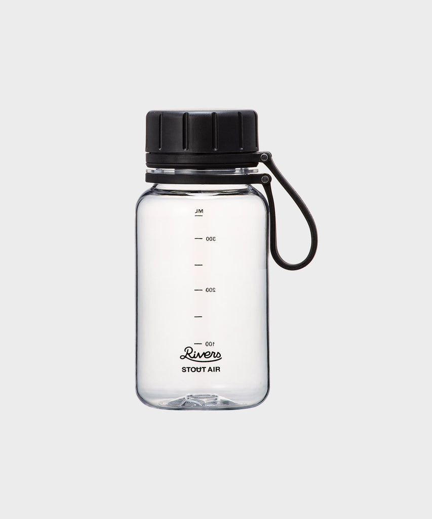 アウトドア好き必携ボトル アウトドアの様々なシーンに合わせて使える3サイズ展開。別売りのストレーナーと一緒に使うことで水出しコーヒーや茶葉を使った飲み物も楽しむことができます。 ■選べる3サイズ展開　 場所や目的によってドリンクボトルに求め...