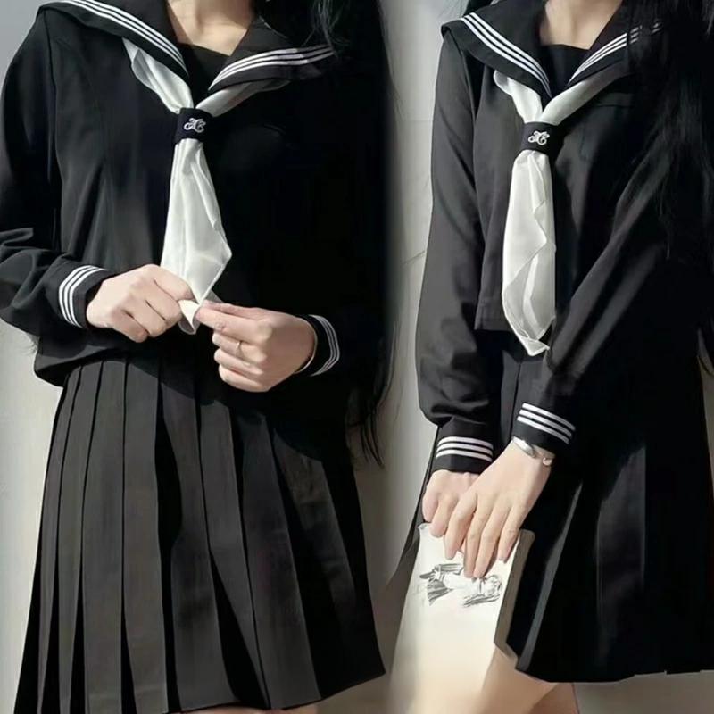 商品内容（ブラウス＋スカート＋蝶ネクタイ）大人可愛いセーラー服上下セットふんわり揺れる可愛いプリーツスカート結びスカーフも含めております程よくゆとりのあるシルエットおすすめポイント《1》幅広いシーンで活躍できるセーラー服《2》春秋の季節にふ...