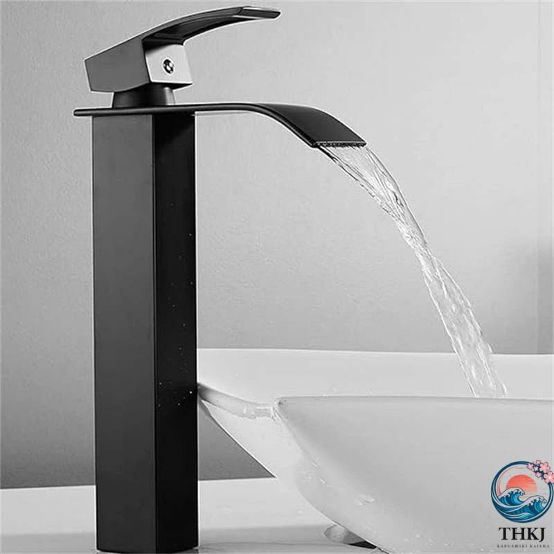 滝のような水流で、とても使い勝手の良いオシャレな洗面用シングルレバー混合水栓です！！レバーひとつで通水、止水、水温調節ができる洗面用水栓です。真鍮構造日常使用を介して変色、腐食耐久性を保証、クローム仕上げ ご自宅以外でも賃貸物件のリフォーム...