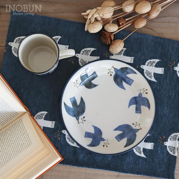 北欧風テキスタイルのプレイスマット＊北欧ヴィンテージのような、あたたかみのある生地のプレイスマット。 まるで絵のように表現されたトリ柄がお部屋を彩ります。 ランチョンとしてはもちろん、玄関やリビングの棚のちょっとしたスペースに飾ってお使いい...