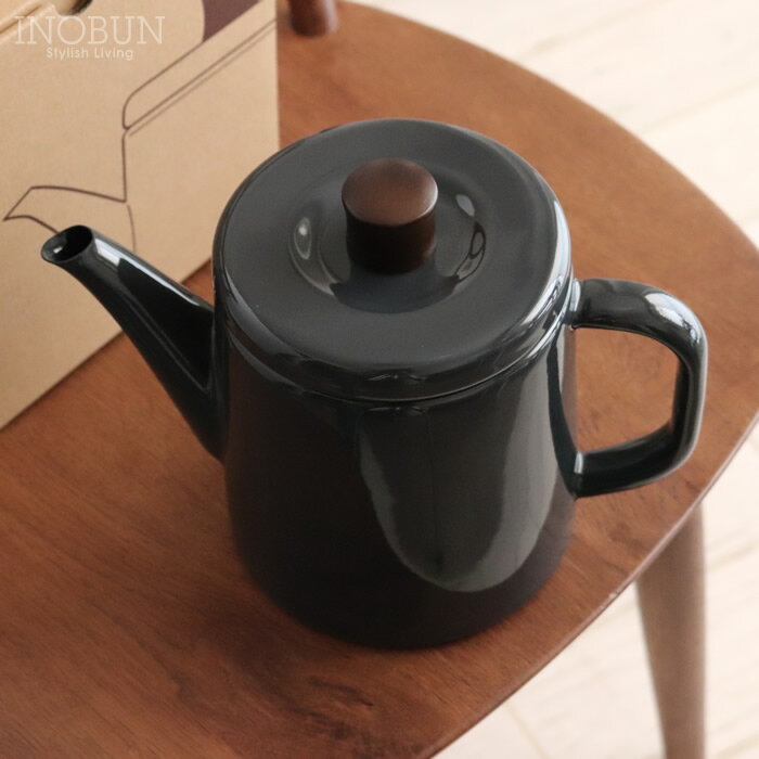 キッチンに優しく馴染む、野田琺瑯の新定番＊人気のポトルに上品な新色が登場。 シンプルで存在感のある佇ずまいと、考え抜かれた美しいフォルムは、置いてあるだけでインテリアとしても主役になってくれる可愛さです。 シックな色が魅力のグレーは、その色...