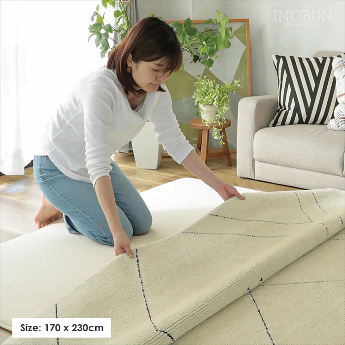 お気に入りのラグをもっと快適に♪防音と滑り止め機能をプラスしたすべり止めクッションマットです。 厚み約8mmのウレタンで底つき感を軽減。タオルケットに使われるポリエステル100％の手触りのよいタオル生地を使用し、繊維の摩擦力でずれを防止しま...