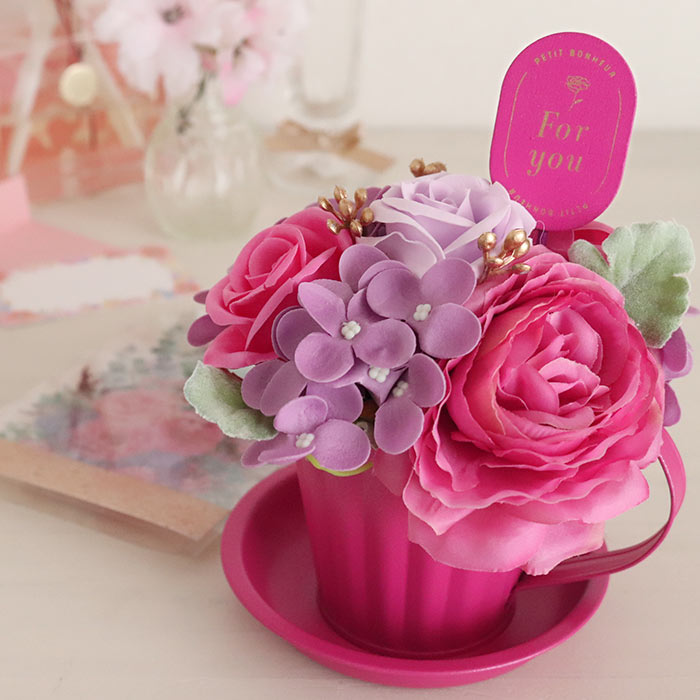 「わ！」と言わせる花の贈りもの贈りものの定番、一番喜ばれる「花」。 造花と石鹸の素材でできたほんのり香りがただようソープフラワーを、ブリキのフラワーベースに飾りました。 ソープフラワーは質感が造花よりもしっとりとしていて繊細な作りになってい...