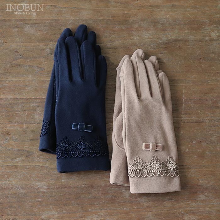 すっきり上品見え♪手にフィットするすっきりとしたシルエットで、手元を美しく見せてくれる薄手の生地を使用した手袋。 ふんわりと柔らかな肌触りで、薄手ながら生地感はしっかりとしているので秋冬の防寒に活躍してくれます。 メーカー独自のレースを生か...