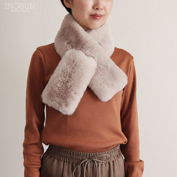 ふわっふわの肌触りに癒される♪簡単に付けられて、かわいく、あたたかい♪ 動物の毛を使っていないポリエステル100％のエコファーティペット。 首まわりをふわふわのファーが包み込みます。 程よいボリューム感がコーディネートのアクセントに◎※必ず...