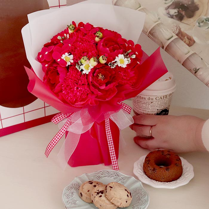 赤いカーネーションに“ありがとう”を込めてラッピングの方法につきまして仕様・規格部分をお読みください。 贈りものの定番、一番喜ばれる「花」。 造花と石鹸の素材でできた爽やかな香りがほんのりただようソープフラワーをボリューミーなブーケにしまし...