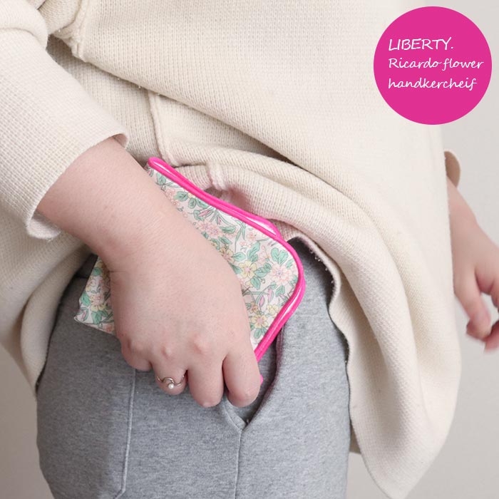 人気のリバティハンカチ、別注ができました！国内縫製のハンカチで丁寧で美しい作りはもちろん、やっぱり使いやすい・贈りやすい花柄のデザイン。 イノブンではちょっとしたお菓子や紅茶、入浴剤やハンドクリームなどと組み合わせての贈り物が人気です。※必...