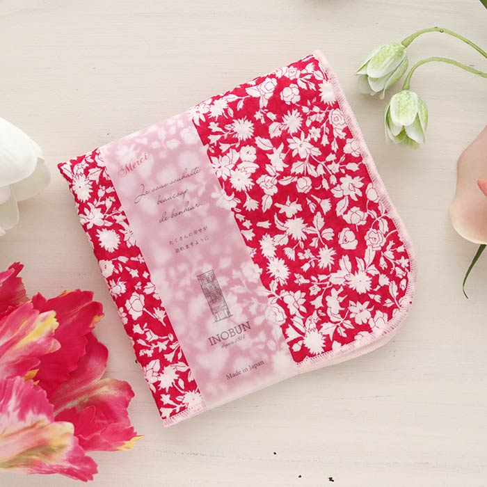 赤い華やかな花柄ハンカチ、できました！国内縫製のハンカチで丁寧で美しい作りはもちろん、やっぱり使いやすい・贈りやすい花柄のデザイン。 イノブンではちょっとしたお菓子や紅茶、入浴剤やハンドクリームなどと組み合わせての贈り物が人気です。 ※必ず...