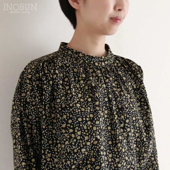 よく見ると「レモン」！肩ヨークを切り替えギャザーをあしらった、クラシカルなスタンドカラーブラウス。 さらっとした心地よい肌触りのコットンブラウスです。 よく見るとレモン柄という、さりげないこだわりが光るプリントは、ポンデシャロンのオリジナル...