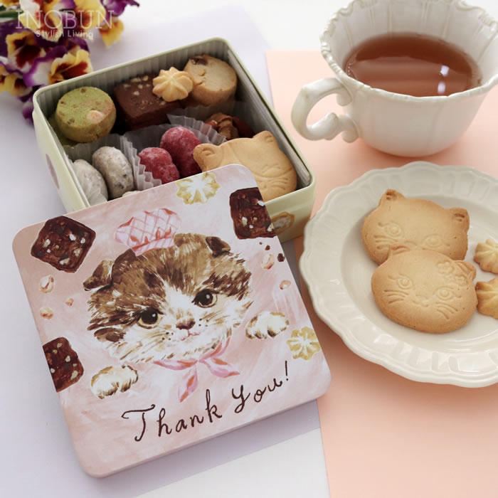 ありがとうの気持ちを伝えるクッキー缶お礼や感謝の気持ちを伝えやすい「Thank you」の文字と可愛いネコが描かれたパッケージが印象的で、サクほろ食感のクッキーを詰め合わせたクッキーギフト缶です。 6種類のクッキー、2種類のスノーボールクッ...