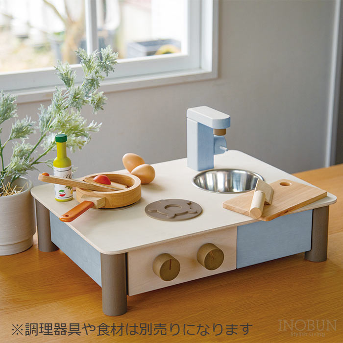 どんなお部屋にも似合う、憧れのおままごとキッチン 優しい木の色合いと、日本の木を使ってていねいに作られたとっておきのおままごとキッチン。 リビングでも、子供部屋でも、和室でも。 どんな場所にも持っていけて、お部屋のインテリアにすっと馴染みま...