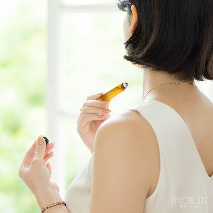 寝る前の深呼吸で心地よい入眠へライフスタイルに合わせた香りを、いつでもカジュアルにまとえるオイルベースのロールオン。 指先の保湿にも使えます。 植物由来成分100％。オーガニック成分50％以上。 オーガニックセサミ油、オーガニックホホバ油、...