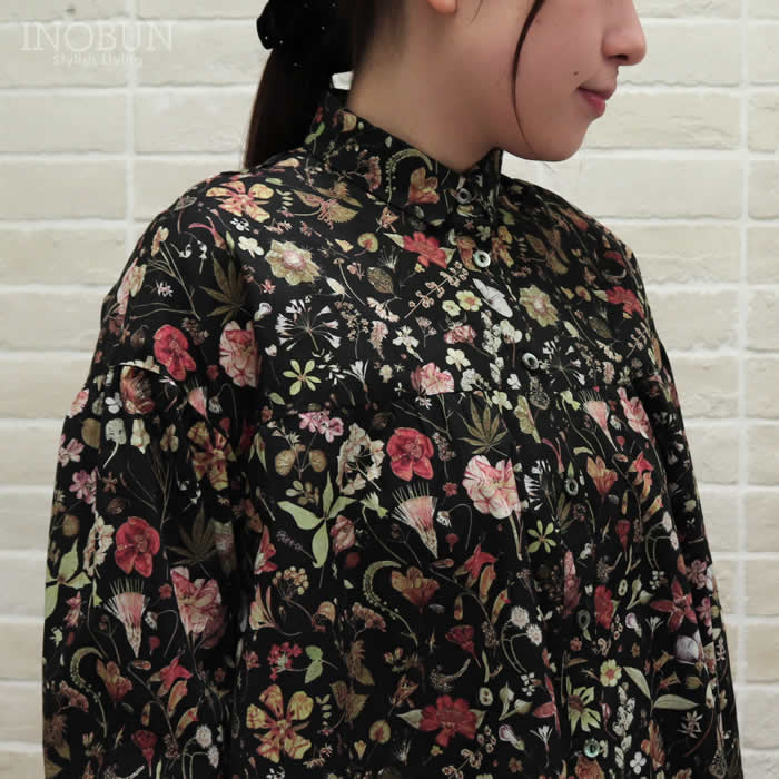 眺めるほどに、惚れ惚れしてしまうブラウス深みのあるブラックに、まるで図鑑のように繊細な草花が散りばめられたブラウス。 華やかさと落ち着きを同時に纏えるのが、とても魅力的です。 小さな襟が顔まわりをすっきりと見せ、自然に重心が上がることでスタ...