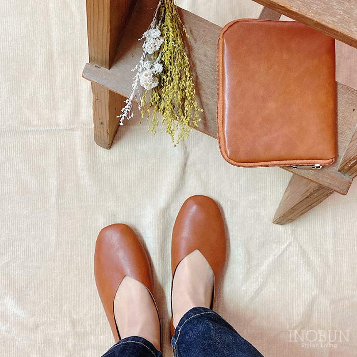 学校行事やセレモニーに。シンプルで上品な折りたたみスリッパ＊シンプルですっきりとした折りたたみの携帯シューズ。 マットで上品な素材とVカットのデザインで、大人の足元をすっきりと綺麗に見せてくれます。 持ち運びに便利な同素材のポーチ付きで、ポ...