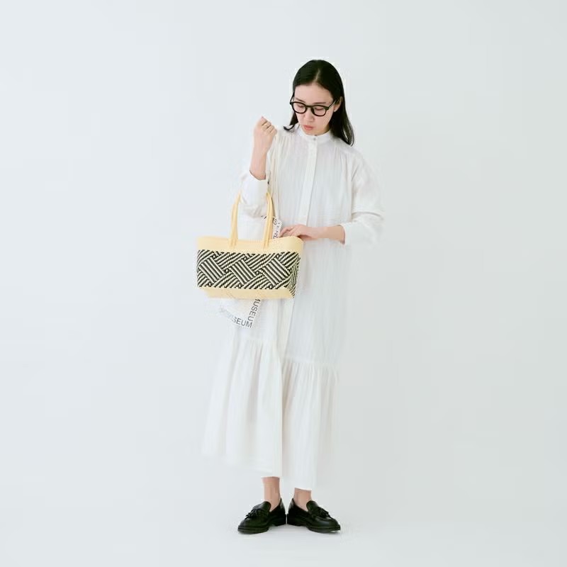 持つだけでコーディネートの重心が整う新作●サイズ：チワワスタイル 縦:約18cm x 横:約31cm x マチ:約14cm x ハンドル:約47cm 横長フォルムに長いハンドルが特徴の新作のバッグです。 きちんと感は残しつつ、少し変化を加え...