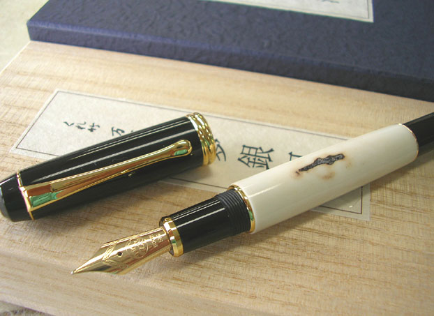 くれ竹　万年筆 夢銀河　鹿角 くれ竹　夢銀河シリーズに万年筆が新登場！ 14金の金ペン先を使用した滑らかな書き心地をお楽しみください。軸には使うほどに手になじむ天然鹿角を使用しました。　　 ※この商品は天然鹿角を使用していますので色合い、模...