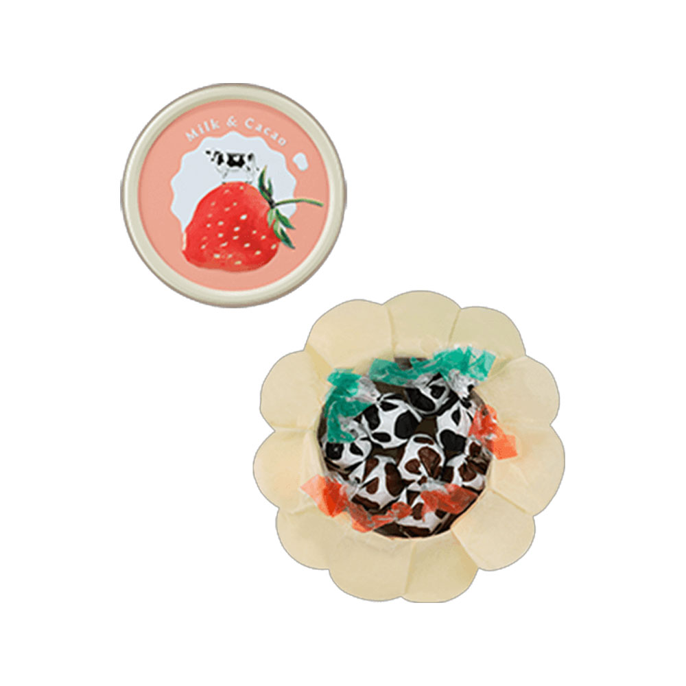 いちごに乗ったかわいいうしさんの缶に、とろっとしたなめらかな口どけとミルキーな 味わいが楽しめる、2種類のチョコレートを詰め合わせました。 缶のデザイン部分にはぷっくりとしたエンボス加工が施されています。