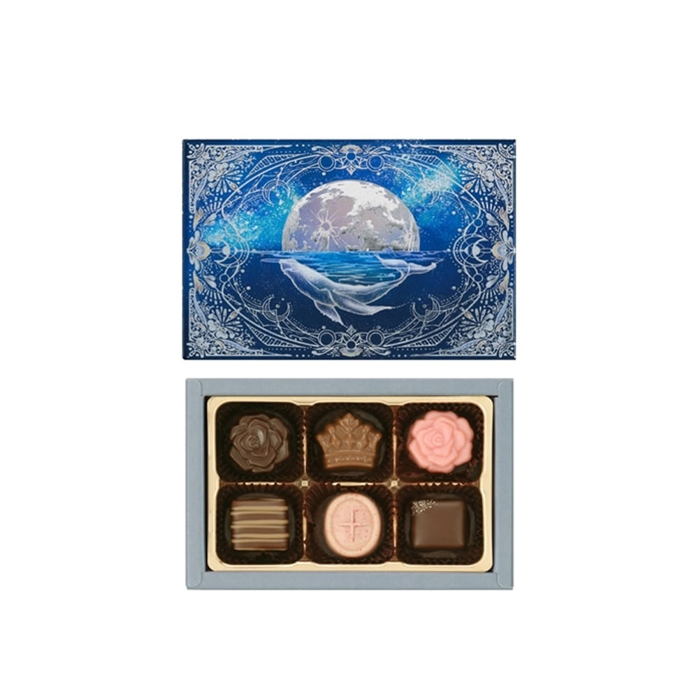 満月の夜、水平線にかかる天の川に月が重なるその時 海の守護神の白鯨が姿を現し、光と共に闇の魔術からリザを守るのだ。 星空と満月に照らされた洋上の神秘を纏わせた商品