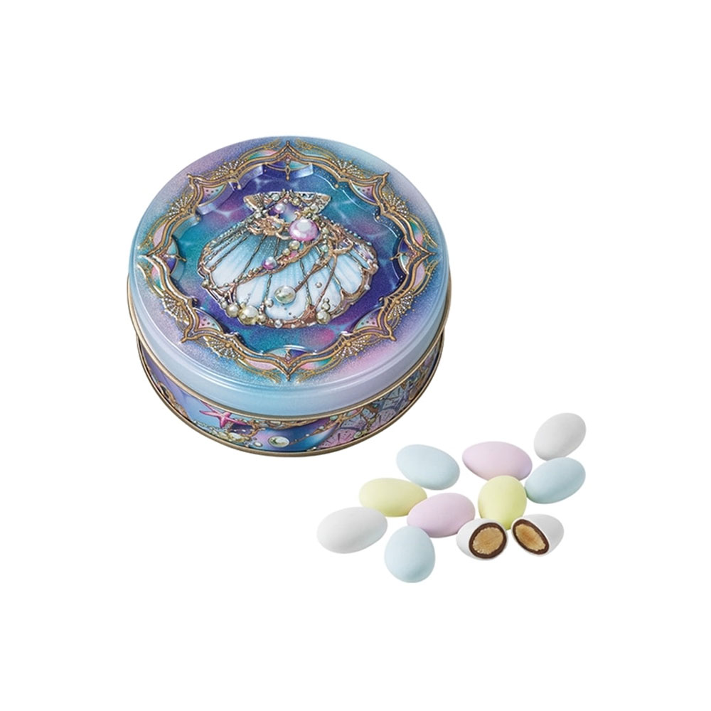 美しい歌声で船乗りを魅惑する人魚が流した涙は美しい宝石となる。 悲哀に満ちた人魚の涙は美しく輝き、人々を癒す力が宿ると言い伝えられる。 貝殻から零れ落ちる人魚の涙をイメージした商品