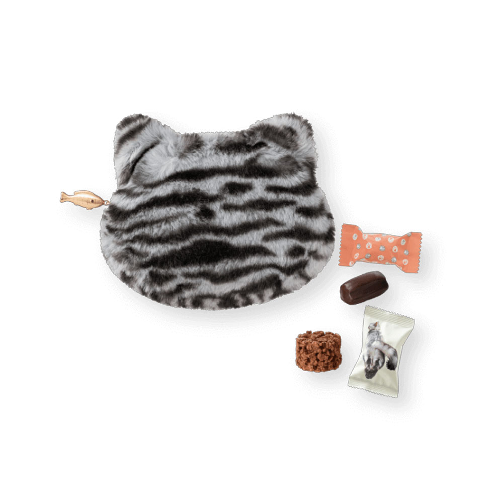 うちの猫ちゃんはどの柄かな？ランダムパターンの毛柄からお気に入りを選べます。今年はサバトラ猫をイメージしました。中にはミルククランチチョコレートとチョコレートクッキーが入っています。実際に猫ちゃんを撫でているような触り心地！