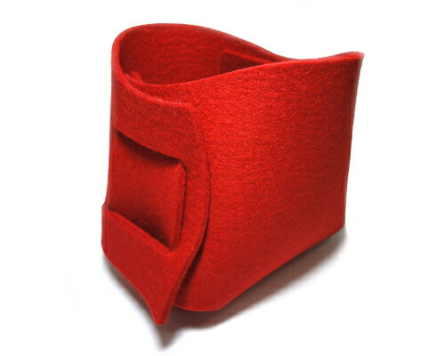 100%ウールの温かみのある小物入れ。 ※こちらの商品はギフトラッピング対象外です サイズ：17×13×17cm（組み立て時）【Mサイズ】 素材：100%ウール フェルト カラー：レッド 原産国：フィンランド