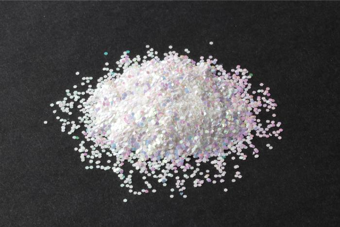 メーカー直送のため代引きでの決済は不可となります。 銀行振り込み・コンビニ・クレジット・後払い決済でご購入下さい。 【法人・個人事業主様限定】アーテック ラメ粉グリッター ホワイト atc-93124 ▼商品説明 約1mmの六角形の形をした...