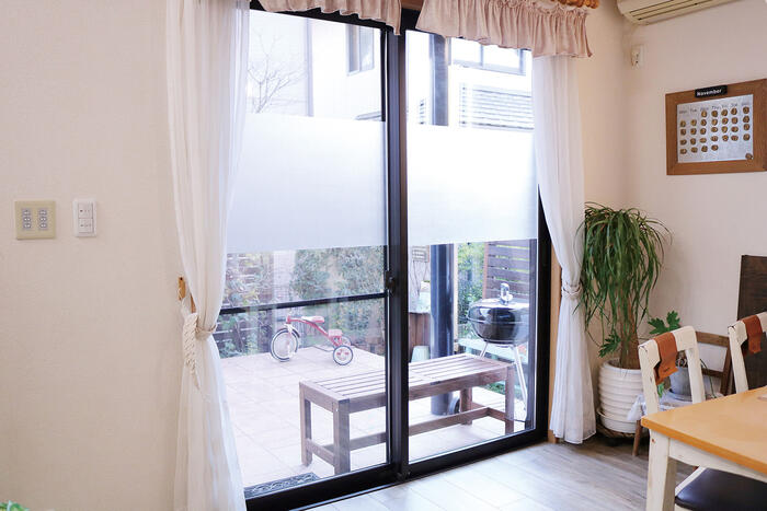 メーカー直送のため代引きでの決済は不可となります。銀行振り込み・コンビニ・クレジット・後払い決済でご購入下さい。 飛散防止窓貼りシートすりガラスタイプ（46×90cm） 51795 飛散防止用の窓貼りシート（すりガラスタイプ） サイズ：46...