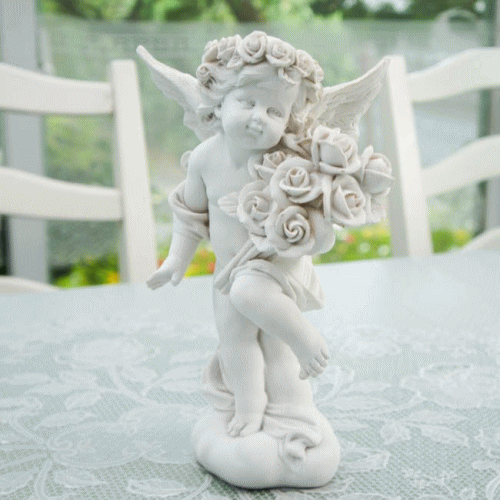 花束を持って雲の上に座る天使のオブジェです。 愛らしい表情の天使に癒されます。 【サイズ】 高さ約25cm　幅約15cm　奥行約9cm 【材質】 ポリレジン ※全て、ひとつひとつ丹念に手作業にて着色しており、 商品によっては若干の濃淡、色ム...