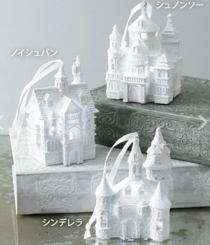 クラシカルで素敵なお城のオーナメント。クリスマスツリーに映える真っ白なお城で、LEDライトを点灯すると幻想的な雰囲気に。120cm以上のツリーの装飾に最適なサイズで、オブジェとしても楽しめます。ぜひ3種揃えて飾ってください。 サイズ 幅7....