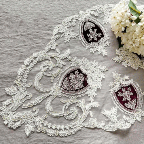 繊細なチュールレースにエンブレムの様なモチーフを合わせた豪華なデザインのレースのクロスです。 テーブルの中央やシューズBOXの上などにお使い頂きやすいサイズとなっています 玄関やリビング、寝室のお部屋作りのポイントにも♪ 【素材】 ポリエス...