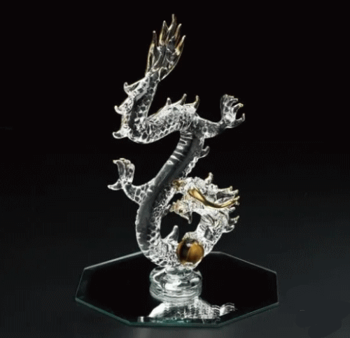 強力なドラゴンが入荷！金運降臨龍 龍は古来、神獣と崇められ、水を司る神聖な存在ともされてきました。 威厳ある透明のボディーは、様々な角度から光を取り込むたびに、高貴で煌びやかな輝きをはなちます。 その神々しい光は、神獣として崇められる龍こそ...