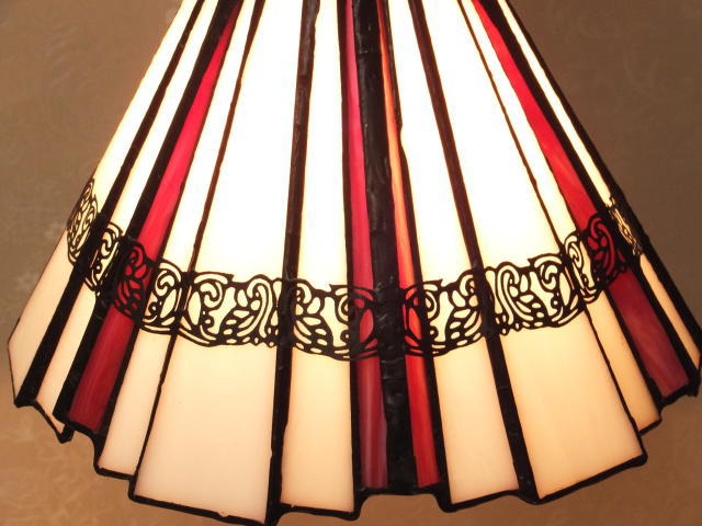 ランプシェードの端の長さがランダムな 長さになっているストライプの ステンドランプです。 シェードを蝶をモチーフとした スチールのトリムがアンティーク な感じです。 size : h16 直径20 鎖の長さ : 97cm 素材 : ガラス、...