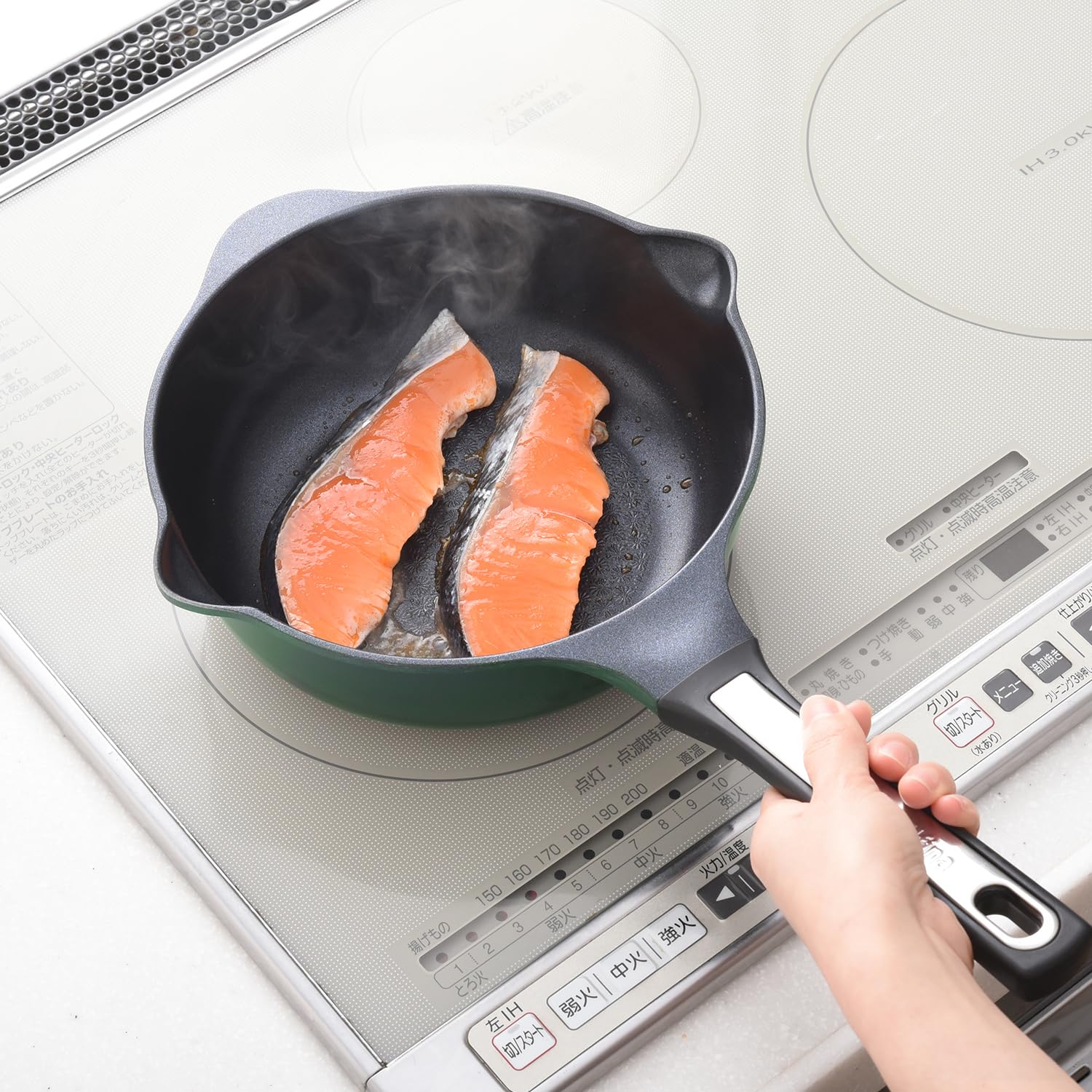 【手軽に使える1台6役マルチパン】「焼く/炒める/煮る/揚げる/茹でる/混ぜる」ができる、幅20cmで深型の小型マルチパンなので、ちょっとした調理に朝から晩まで活躍します。【こだわりの使いやすさ】コンパクトですが、底面が広いので焼き魚もラク...