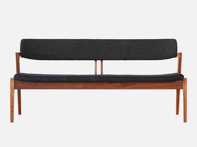 背付き3Pベンチ D03780SW1610・D515・H765・SH435 AH630木部:ウォールナット張地:ソフトレザー（布も選択可)人の手が触れるところには丸みがあり、椅子を引くための手掛かりがついている。人気No.1チェア「Koti...