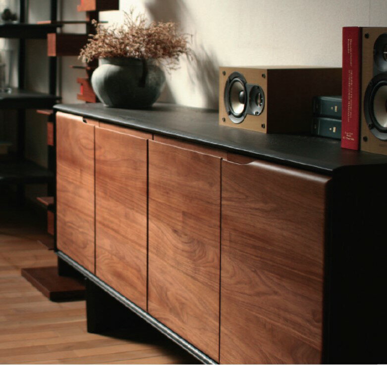 ■匠デザイン NE-043 夜明 - YOAKE - 180サイドボード 重厚感とスタイリッシュさを醸し出す美しいサイドボード。 扉部はウォルナット、本体部はホワイトアッシュ材ダークグレー色のコンビカラーです。 天然木ならではの表情を持ち、...