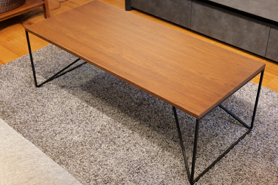 st3-105 直線のみで構成された、スタイリッシュでシャープなイメージのリビングテーブル。 無機質なインダストリアルテイストに天然木の温もりをプラスしました。 細めのアイアン脚は見る角度によって違った表情を見せ、シンプルなデザインが天然木...