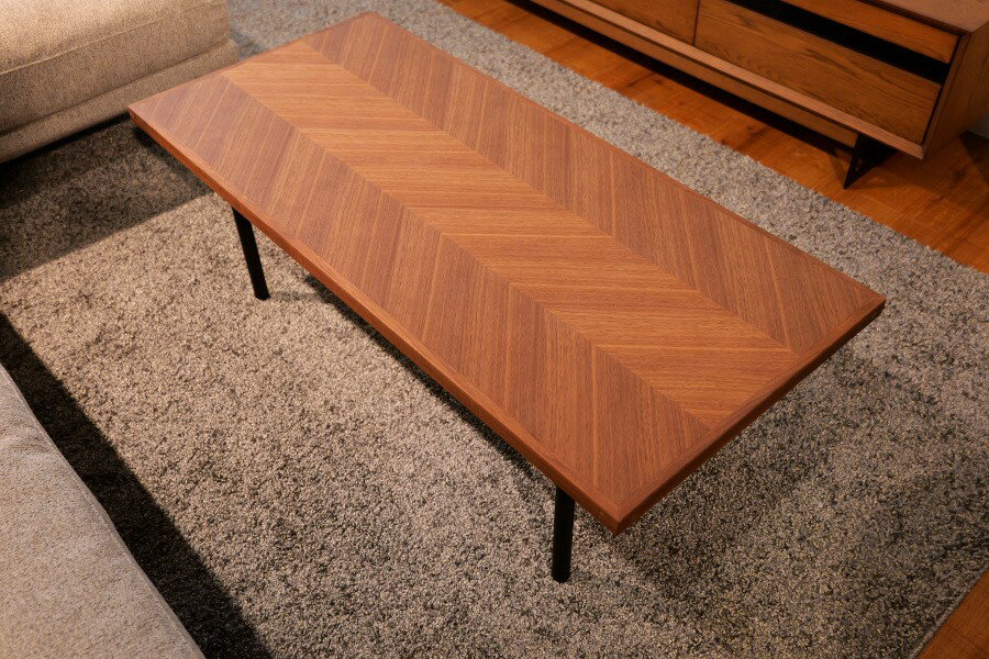 st3-109 天板を浮いているように見せる特徴的な幕板デザインのリビングテーブル。 極限まで補足したレッグと、四辺にRを取った船底型の天板が、シンプルながらに拘りを感じさせる仕上がりです。 - styLee - - - 形、様式、流儀、趣...