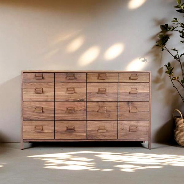 CLA-026 140チェスト ウォールナット オリジナルの無垢の取っ手がノスタルジックな雰囲気を醸し出します。 ラベルを入れることができる、オリジナルの無垢の取っ手。 サイズの違う引き出しで使いやすさも抜群です。 場所により引き出しの大き...