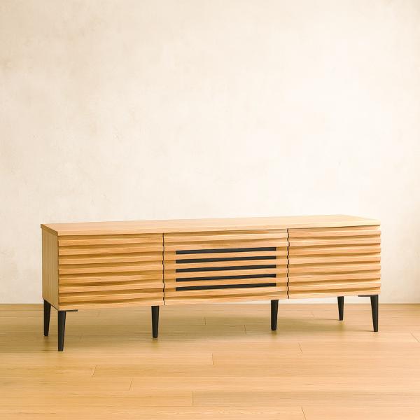 CLA-306（オーク） 優美な波形の前板が生み出す陰影が特徴の「Noble Wave」シリーズ。 一枚一枚の無垢材を削り出して形成された立体的なパターンは、 大河の水面や大木の樹皮を思わせる有機的な表情を生み、空間に豊かな存在感を添えます...