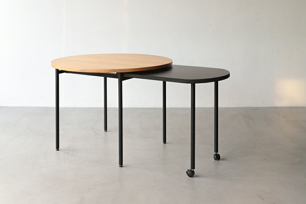 Fav-003 ラウンド伸長式テーブル　オーク・ウォールナット 伸縮式の丸テーブル。 急な来客の時などにサブ天板を引き出して 大きなテーブルとして使用することができます。 天然木の表情とブラックカラーの コントラストが美しいテーブルです。 ...