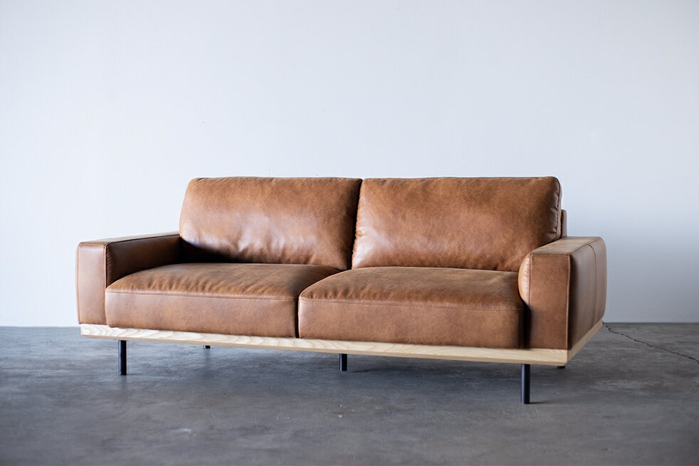 Fav-030 3人掛け、2.5人掛け　ソファ ボリュームのあるクッションに、すっきりとした脚元の木とスチールが 程よいバランスのベーシックなソファ。 オイルレザーの風合いを再現した厚みのあるスーパーレザーテックスが 上質なソファの雰囲気を...