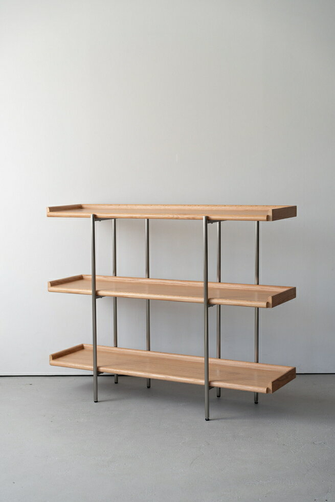 Fav-052 120シェルフ3段 シンプルなオーク材のシェルフ。 ヘアライン仕上げのステンレスフレームとのコントラストが美しく、 ナチュラルで軽やかさのある佇まいです。 書類や小物を収納したり、オブジェを置いたり、自由にお使いいただけます...