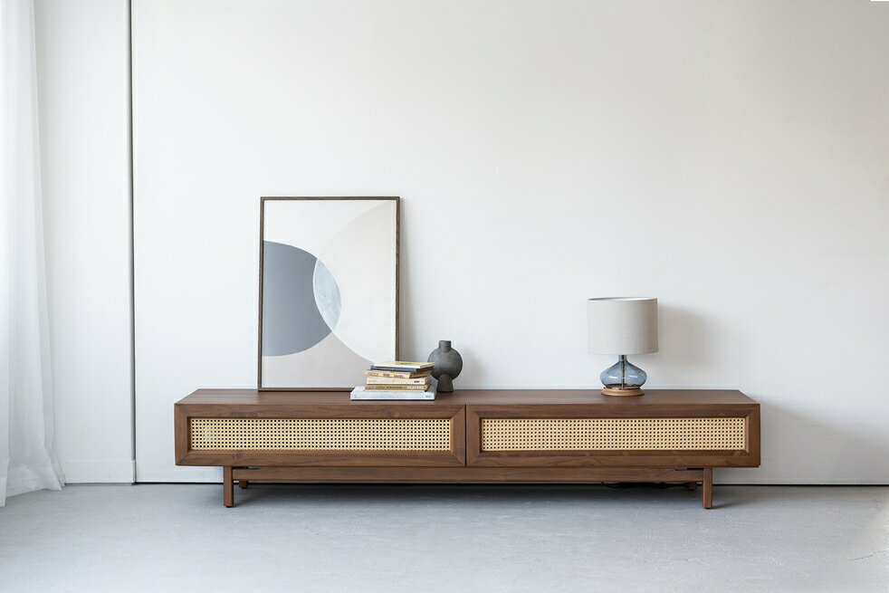 Fav-059 180テレビボード ヴィンテージ家具の雰囲気を再現したTVボード。 チーク材とラタンの組合せが特徴。 ロータイプで大型TVとも相性が良く、圧迫感を与えません。 背面もきれいに仕上げているため、空間を仕切るローボードとしてもお...