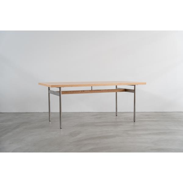 Fav-095 150ダイニングテーブル　オークNA 主張しないヘアライン加工されたステンレス脚と シャープですっきりとした木部の 組み合わせが心地よいダイニングテーブル。 天板はしっかりと厚みがあり、四方を無垢で囲った 家具らしいしつらえ...