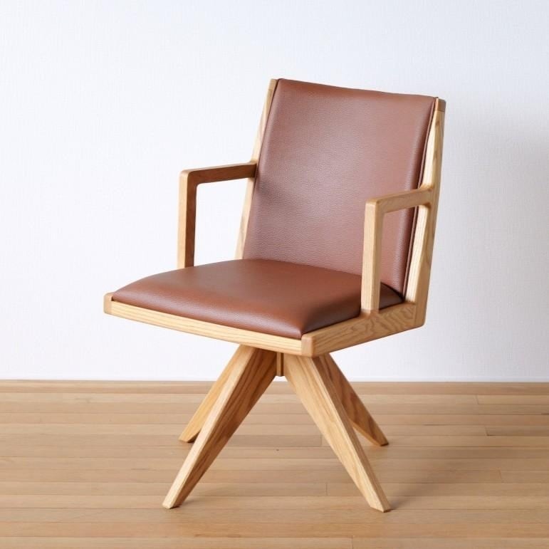 匠デザイン basic せん　- Sen - YM-130 回転ハーフアームチェア　オーク　PVC張り 木の個性的な風合いを感じることのできる美しい食卓 無垢材を贅沢に使用した、上質感漂う回転式ハーフアームチェア。 背からアームにかけてのす...