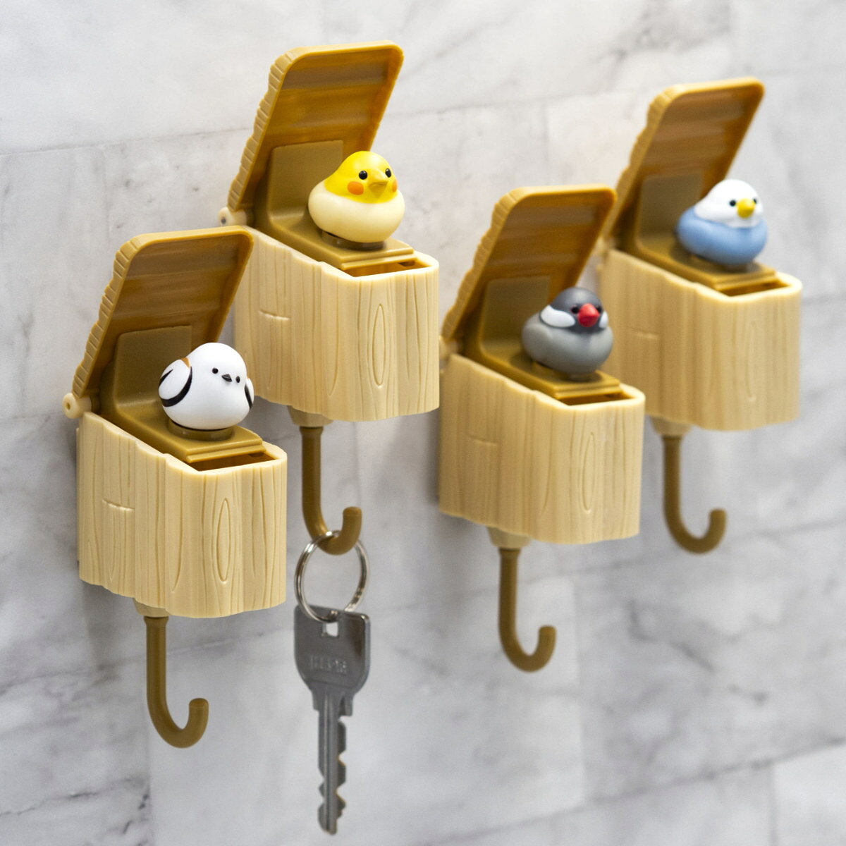 サイズ約 幅3.8×奥行6×高さ9.1（cm）開いた時の高さ：13.5cm内容量1個材質ABS樹脂、PVC、粘着シート種類オカメ、セキセイ、ナミ文鳥、シマエナガ生産国中国製区分返品・キャンセル区分（小型商品）ギフトラッピングページを見る●遊...