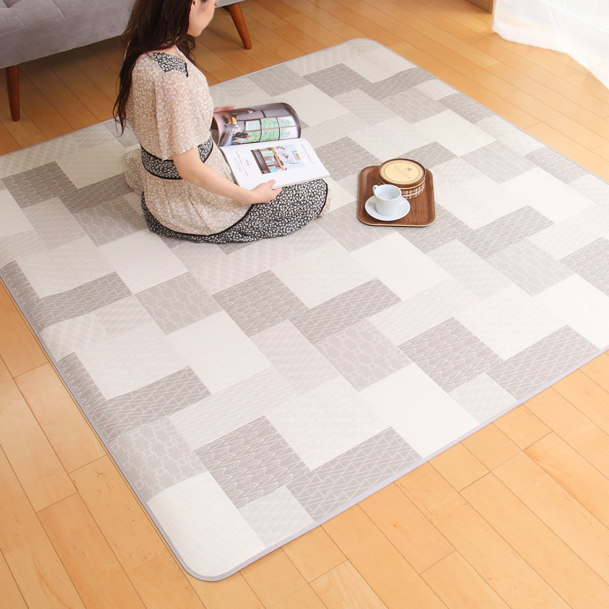 サイズ約 横182×縦182（cm）厚さ：約 0.18（cm）内容量1枚材質表面：塩ビ100%中間層：塩ビ発泡層裏面：ガラス基材生産国日本製洗濯不可床暖房/ホットカーペット非対応滑り止め加工なし注意事項※商品ページ内には別の商品を含む画像を...