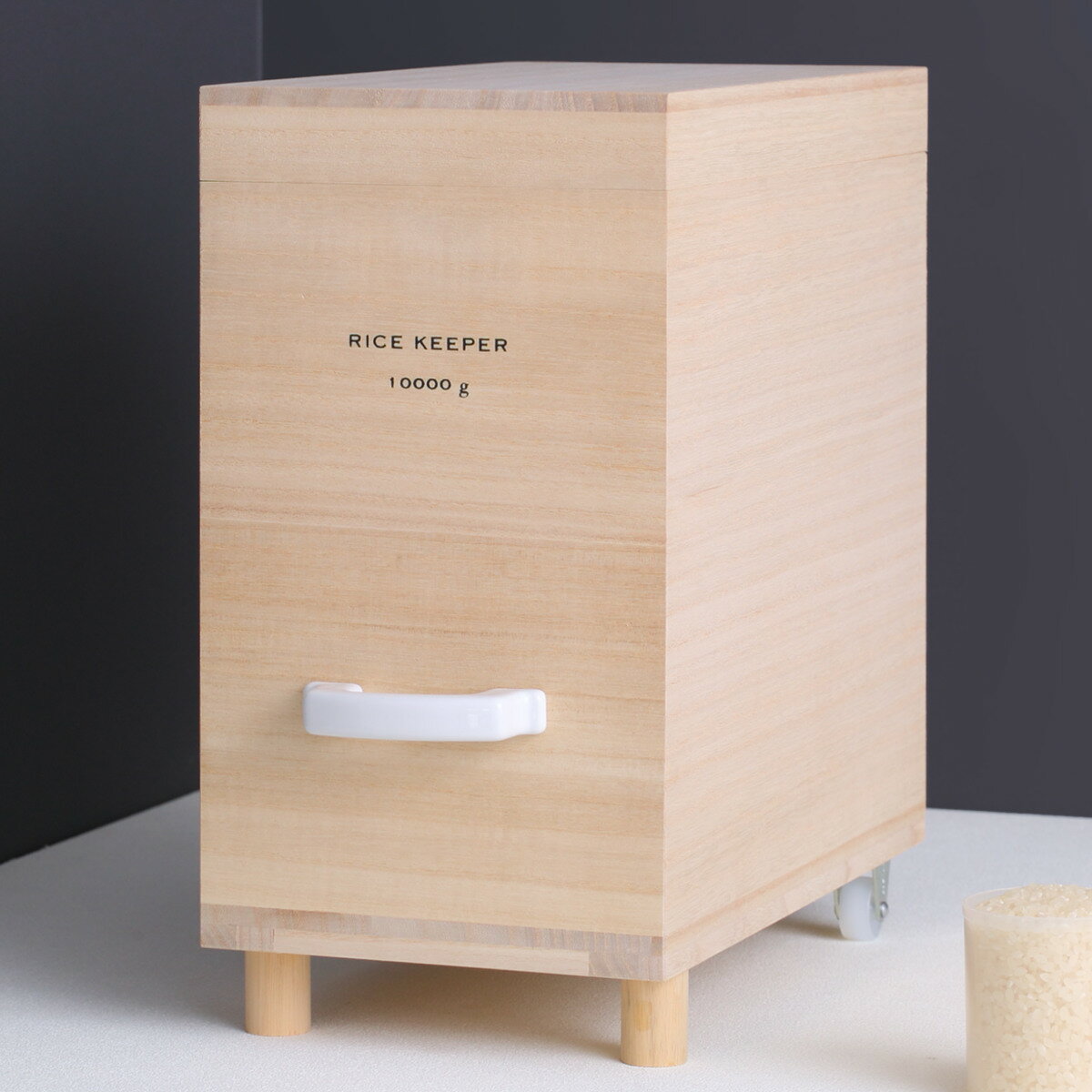 サイズ約 幅18×奥行35×高さ34.5（cm）重量約 1125g容量米収納量：約 10kg内容量1個材質天然木（桐／無塗装）、樹脂、金属、磁器生産国日本製注意事項※こちらの商品は特性上、個体差がでやすいです※商品ページ内には別の商品を含む...