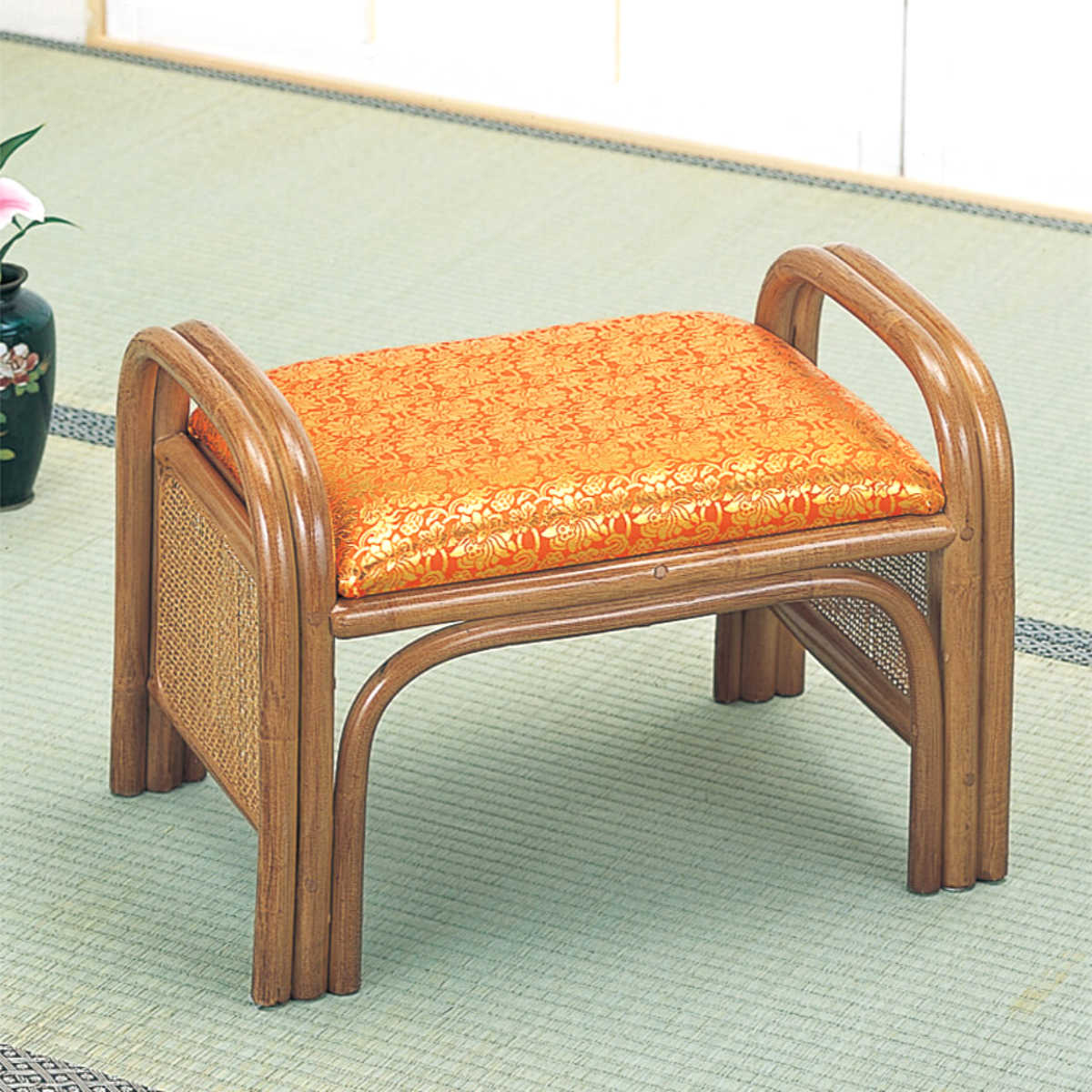 サイズ約 幅49×奥行32×高さ36（cm）座面高：約 31（cm）重量約 2.6kg内容量1脚材質フレーム：籐、ウレタン樹脂塗装クッション：（内部）ウレタンフォーム、（生地）ポリエステル100％生産国インドネシア製組立状態完成品注意事項※...